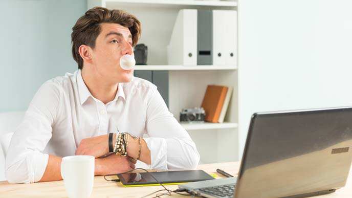 仕事中の眠い気持ちをシャキッとさせる眠気を覚ます方法 - 履歴書Do